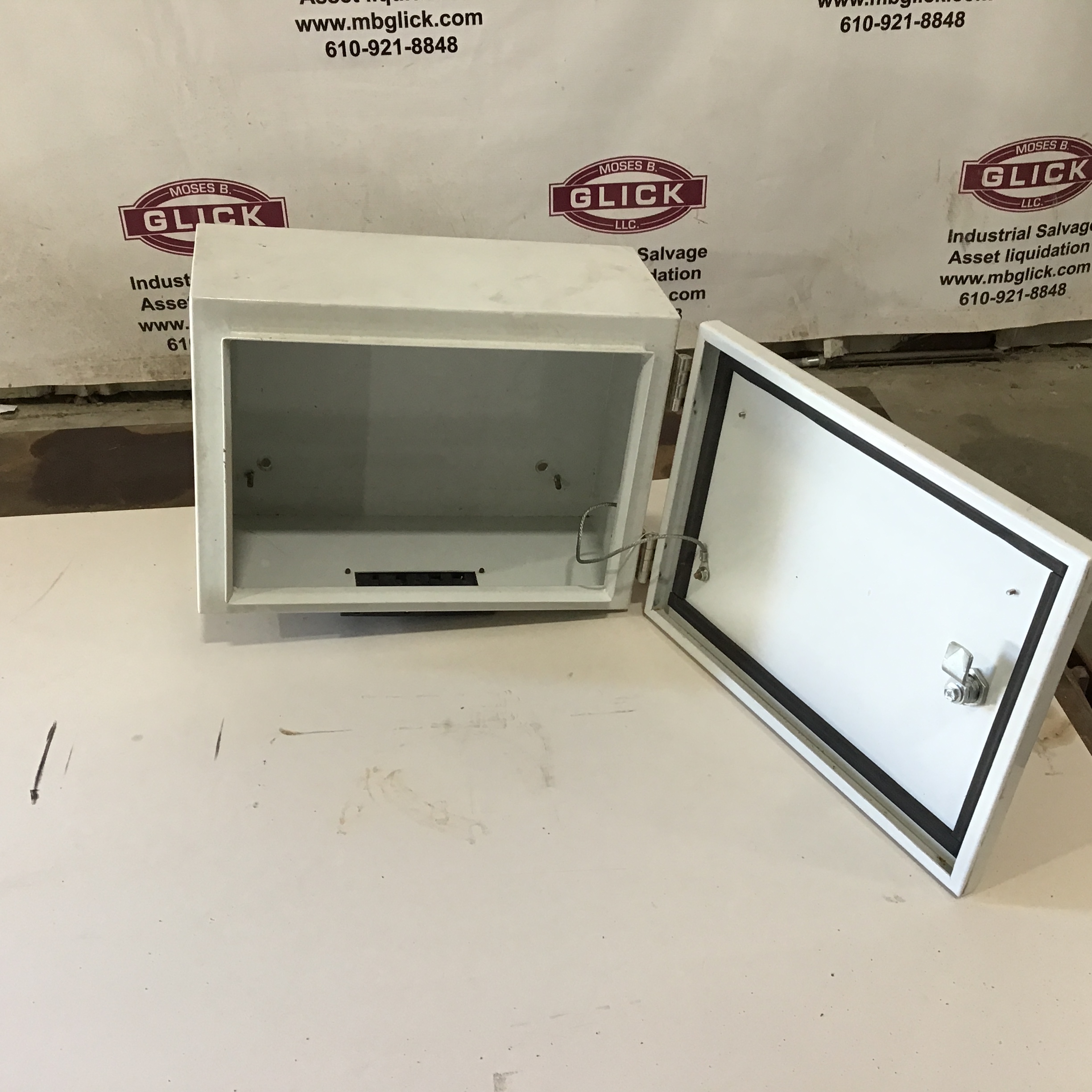 Unbranded 118071X Safety Box Electrical Enclosure 24VDC – Moses B. Glick